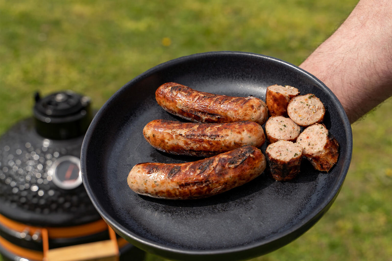 Rustieke worstjes grillen op de barbecue - VleesFanaat